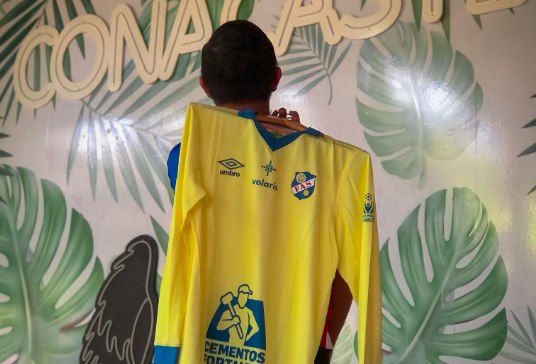 FAS lanza su equipación alternativa con diseño retro y homenaje a sus ...